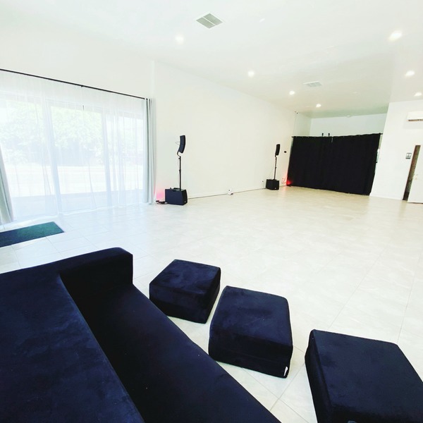 Beautiful ground level, open floor, storefront in Los Angeles in Los ...